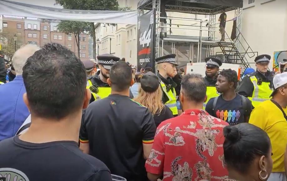 carnival-22-police-at-sound-system-entrance.jpg – The Havering Daily